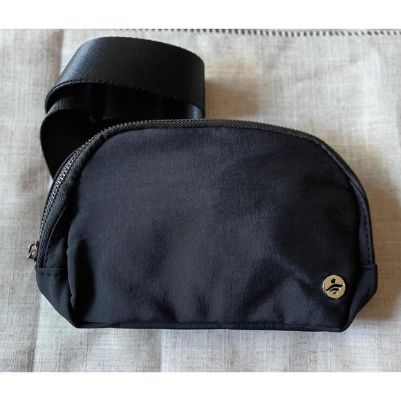 HALARA | Bags | New Halara Logo Casual Waist Belt Bag Midnight Black ...